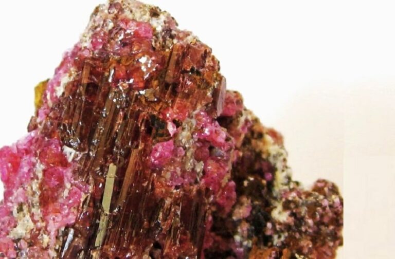 Painite Taşı ⭐ Faydaları ⭐ Özellikleri ⭐ Renkleri ⭐ Fiyatı